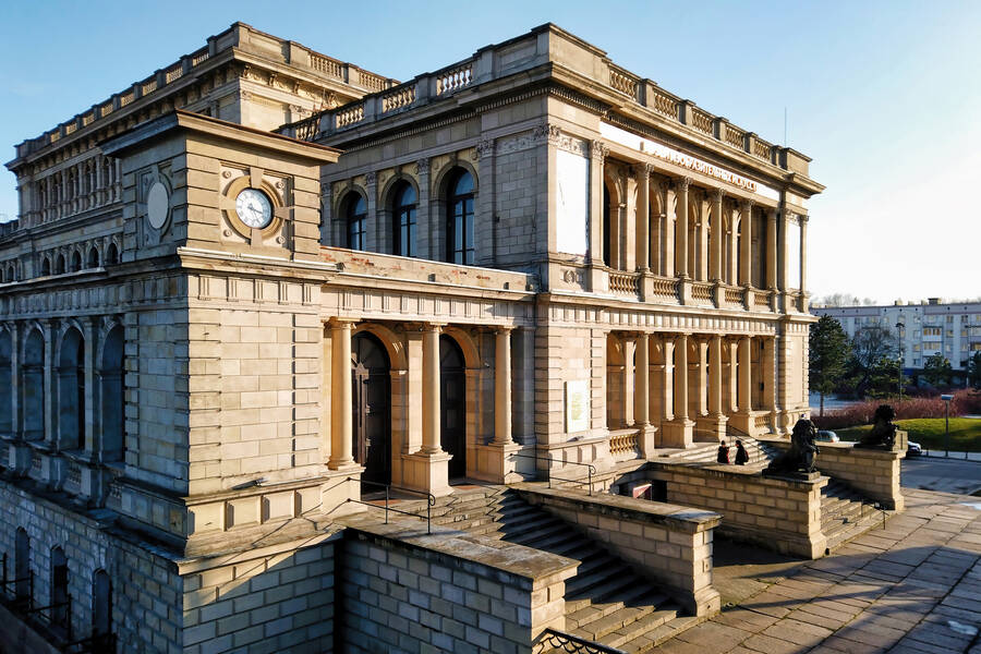 Bloomberg Radio Listen Live - WNBP, 106.1 MHz FM, Boston, United States ...