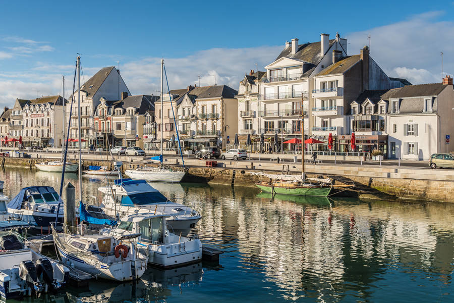 CRHK 881 Listen Live - 88.1 MHz FM, Hong Kong, Hong Kong | Online Radio Box