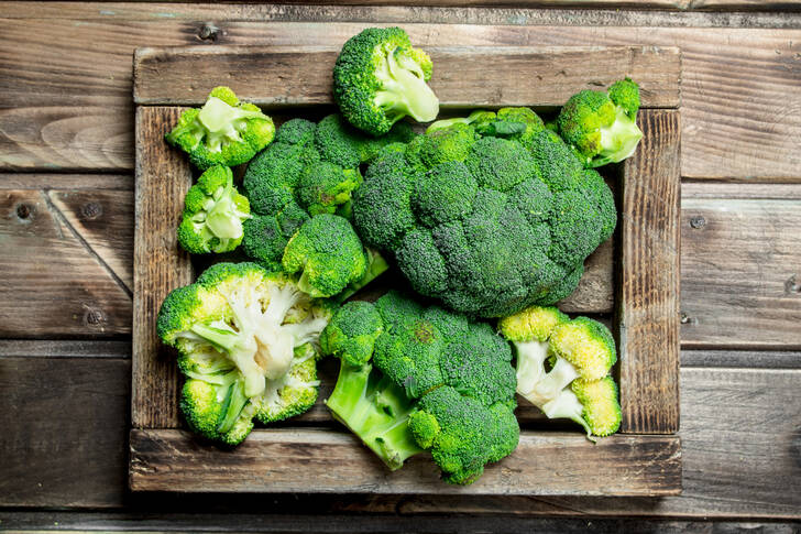 Broccoli in a wooden box Jigsaw Puzzle (Plants, Vegetables) | Puzzle Garage